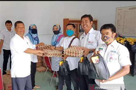 Peduli COVID Koperasi Lansek Manih Bagikan Paket Sembako ANTARA Sumbar