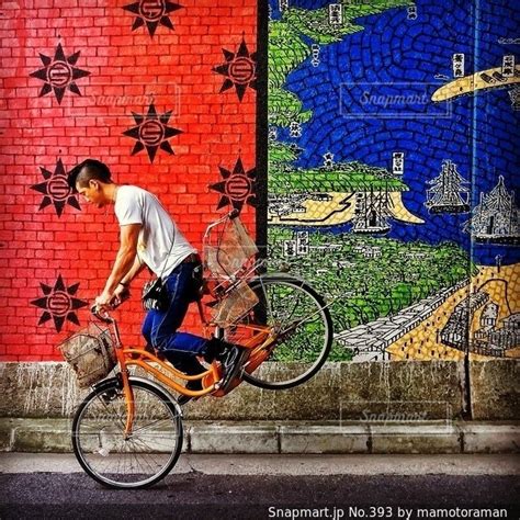 建物の前に自転車を持つ男の写真・画像素材 393 Snapmart（スナップマート）
