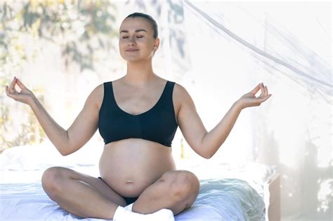 Mulher Grávida Fazendo Meditação Ou Exercícios De Respiração Para Uma