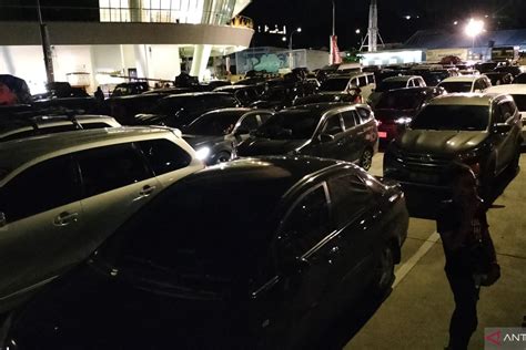 Dermaga Eksekutif Bakauheni Dipadati Kendaraan Pada Malam Hari ANTARA
