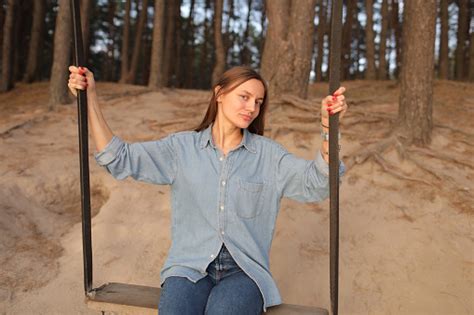 일몰에 호수 를 통해 스윙에 낭만적 인 젊은 여자 숲에서 아름다운 자연에 스윙에 앉아 어린 소녀 여행자 호수에 보기 25 29