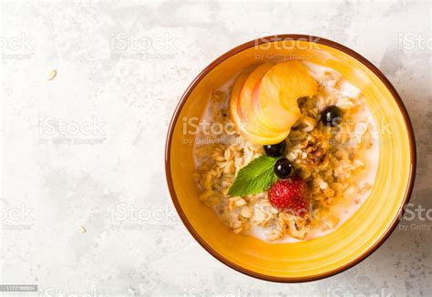 아침 오트밀 아침 식사 이른 아침과 건강한 다이어트 음식 적절한 영양 흰색 돌 배경입니다 텍스트를 위한 충분한 공간 0명에 대한