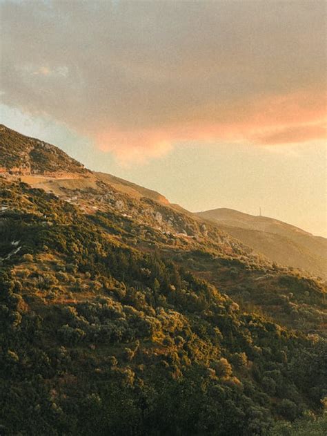 경치 녹색 농촌의 드론으로 찍은 사진 수직 쐈어 언덕 일몰 자연 조감도 풍경에 관한 무료 스톡 사진