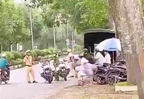 Nhóm học sinh vi phạm giao thông gặp ngay CSGT và hình phạt gây cười Saostar vn