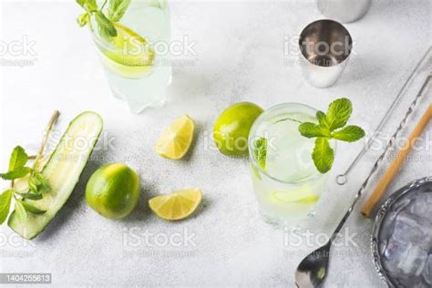 회색 콘크리트 돌 표면 배경 오이 및 석회에 하이볼 안경으로 모히토 칵테일을 만들기위한 재료 및 바 도구 해독 여름 칵테일 0