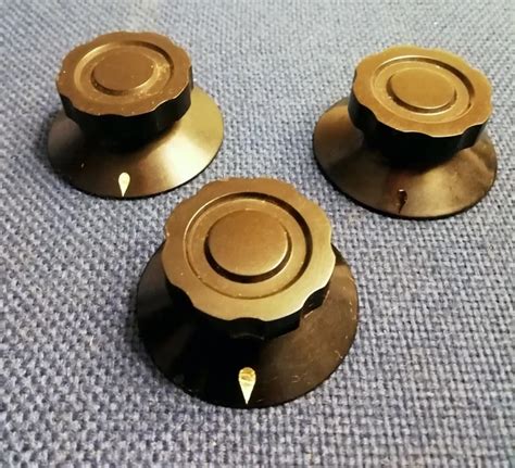 Vintage Radio Knobs 3 Bakelite With Screws Good Condition £999