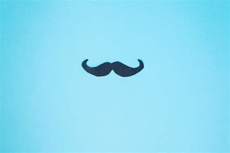 11 월 전립선 암 인식의 달 파란 리본 콧수염 부드러운 파란색 배경에 Movember라는 단어로 된 나무 글자 0명에 대한 스톡 사진 및 기타 이미지 Istock