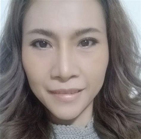 อินทร์วงค์ อาการของพระอาจารย์ วันนี้พระอาจารย์ปวดหัวแต่เช้า น่าจะปวดแผล เอามือซ้ายลูบหัว