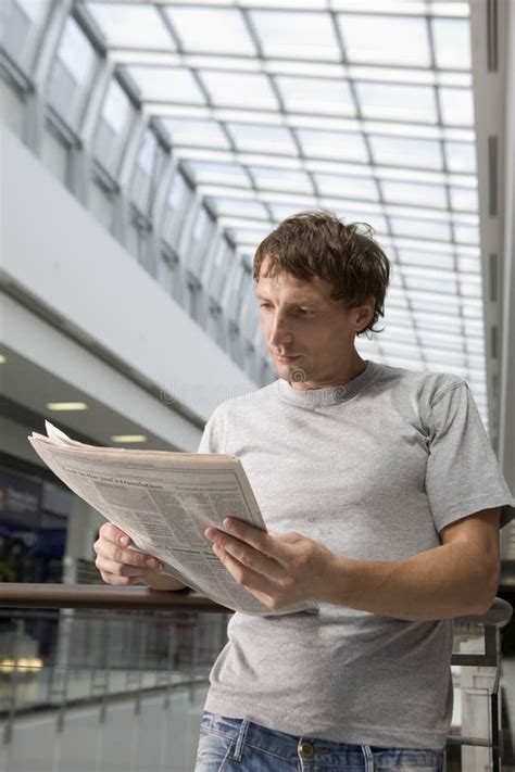 Jornal Da Leitura Do Homem No Shopping Foto De Stock Imagem De Adulto