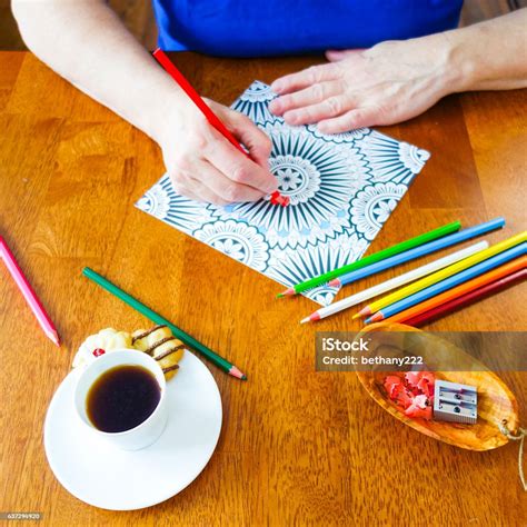 Tangan Wanita Memegang Krayon Pensil Merah Mewarnai Halaman Desain Foto