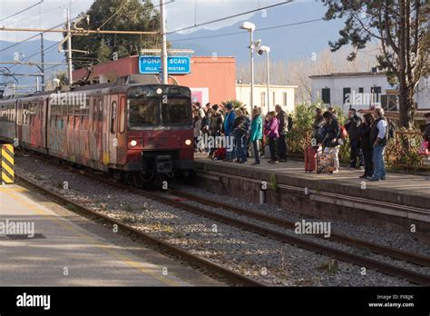 Pasajeros que esperan el tren de Sorrento a Nápoles en la línea