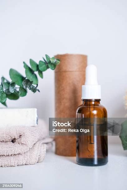 스쿠알란 세럼 에센셜 오일 화장품 등 스파 케어 제품이 담긴 어두운 유리 병 천연 유기농 화장품 에코 또는 바이오 컨셉 0명에 대한 스톡 사진 및 기타 이미지 Istock