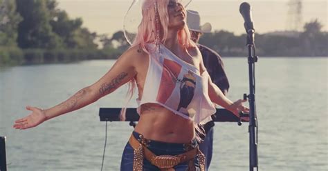 Descuido En El Vestuario De Karol G En El Video Mi Ex Ten A Raz N