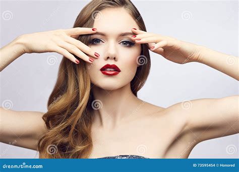 Ragazza Rossa Classica Delle Labbra Fotografia Stock Immagine Di Adulto Abbastanza