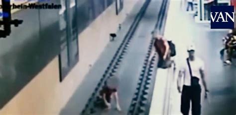 Un Joven Tira A Las Vías Del Metro A Un Hombre Que Desconoce