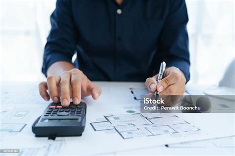 클로즈업 건축가 팀은 브레인 스토밍 설계 및 건물의 구조를 그립니다 2명에 대한 스톡 사진 및 기타 이미지 2명 건설 산업 건축 Istock