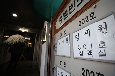 의료진 가슴에 ‘근조 리본… 강북삼성병원 침통한 분위기 한국일보