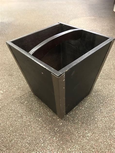 Openhaard Kist Met Handvat Lichte Beschadiging Op Op Bol