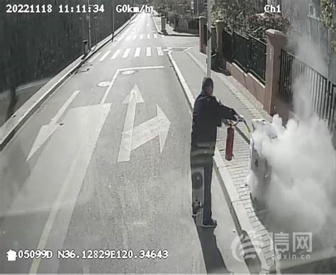 路遇垃圾桶着火 青岛公交司机关键时刻及时灭火 陈济 隧道 火势