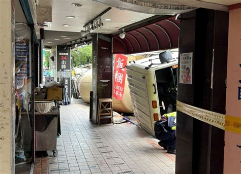 司機前一晚烤肉酒沒退！水泥預拌車林森北路口翻覆 濺滿地水泥 社會 中時新聞網