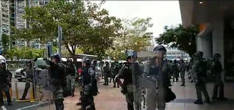 天水圍警署外施放催淚彈 逮捕聲援少女示威者 新頭殼 LINE TODAY