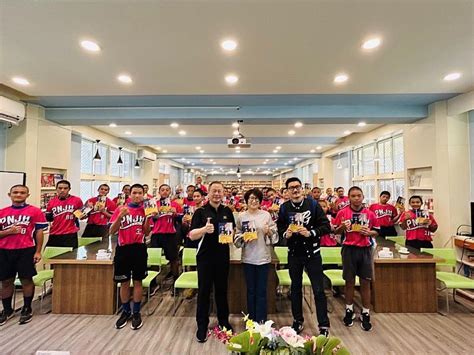 中職前會長吳志揚贈書臺東青少棒隊 饒慶鈴代表受贈並期勉球員拚球技不忘閱讀 中央社訊息平台