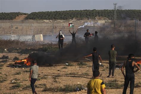 مئات الفلسطينيين يتظاهرون بالقرب من السياج الحدودي بين القطاع واسرائيل
