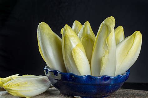 신선 하 고 건강 한 치 코리 샐러드 접시에 식이 메뉴 건강 한 음식입니다 0명에 대한 스톡 사진 및 기타 이미지 Istock