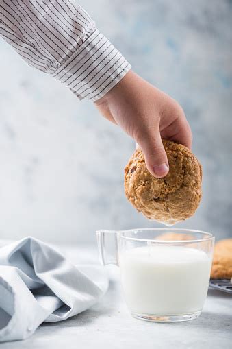 아몬드 우유를 곁들인 귀리 비건 쿠키 천연 재료로 만든 채식주의자를 위한 맛있는 초콜릿 다이어트 간식 홈메이드 초콜릿 칩 쿠키 초콜릿 조각과 기본 드롭 쿠키 초콜릿 덩어리를