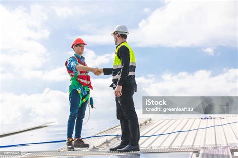 기술자 엔지니어는 산업 공장 옥상에서 태양 전지를 만나고 점검합니다 검사 작업자는 태양 전지 패널을 수리합니다 청정 재생 에너지 생태 및 대체 전력 개념 2명에 대한 스톡