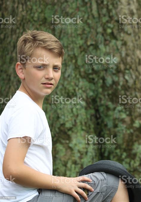 Stock Fotografie Chlapec Relaxuje S Fedora Klobouk Na Koleno Stáhnout