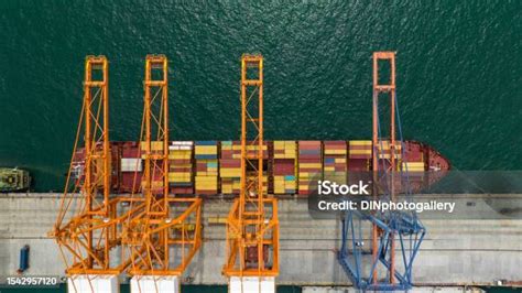 항구에서 화물선과 트럭 크레인으로 컨테이너 선창을 기다리는 선적 항구 선적 컨테이너 수입 수출 상업 무역 사업 물류 운송 국제 0명에 대한 스톡 사진 및 기타 이미지