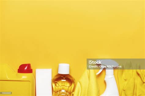 부엌 욕실 및 기타 지역에서 다양 한 표면을 청소 하기 위한 세트 노란색 배경에 텍스트에 대 한 빈 장소입니다 청소 개념입니다
