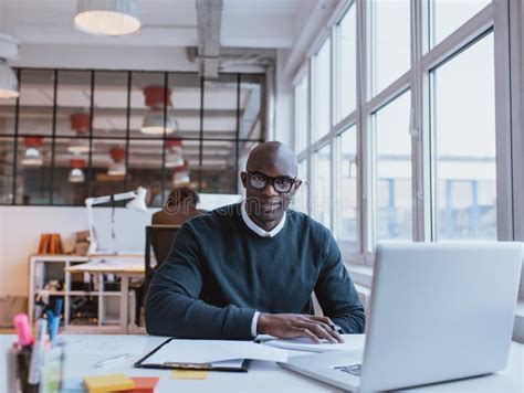Homme D Affaires Africain Travaillant Dans Le Bureau Moderne Image
