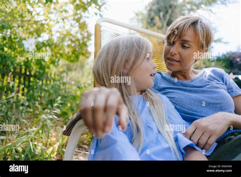Mutter Und Tochter Schauen Einander An Stockfotos Und Bilder Kaufen Alamy