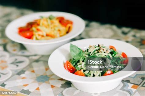 토마토와 바질을 곁들인 생 호박 페이스트 원시 음식 비건 음식 건강한 생활방식에 대한 스톡 사진 및 기타 이미지 건강한 생활방식 건강한 식생활 곡초류 Istock