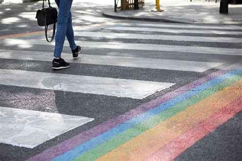 Lgbt 무지개 색으로 횡단하는 보행자 횡단보도를 걷는 발의 클로즈업 성소수자에 대한 스톡 사진 및 기타 이미지 성소수자
