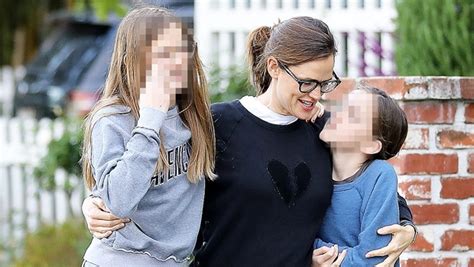 Jennifer Garner Hugs Daughters Violet And Seraphina On Walk See Pics