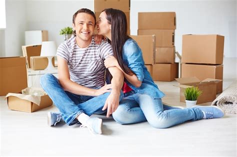 Pareja Feliz En El Nuevo Hogar Foto Gratis