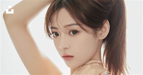 포니테일을 한 젊은 여성이 사진을 위해 포즈를 취하고 있다 사진 Unsplash의 무료 의류 이미지