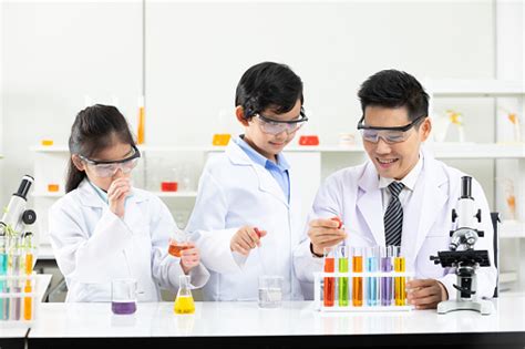실험실 교실에서 어린이 학생들과 화학 실험을하거나 테스트하는 과학 교사 3 명에 대한 스톡 사진 및 기타 이미지 3 명