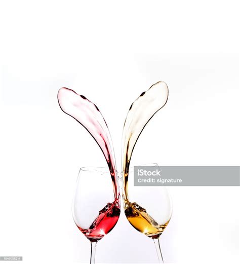 충돌 하는 와인의 두 잔에서 레드와 화이트 와인의 스플래시 엎지름에 대한 스톡 사진 및 기타 이미지 엎지름 유리잔 화이트