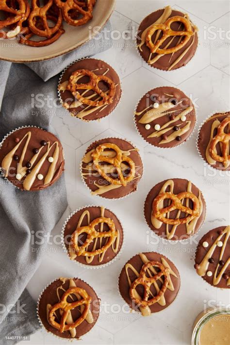 흰색 테이블에 달콤하고 짭짤한 초콜릿을 곁들인 맛있는 노베이크 머핀의 수직 근접 촬영 0명에 대한 스톡 사진 및 기타 이미지 0명 달콤한 음식 머핀 Istock