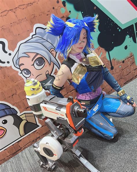 伊織もえ ️‍🔥 Riotgamesone Riot One明日もネオンのコスプレでお待ちしてます🎅 お手手振ってね☺️👋👋👋👋👋