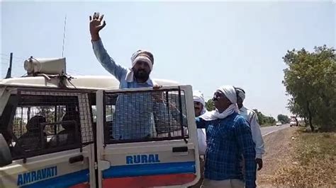 दरम्यान यावेळी गेल्या दोन तासापासून कृषी कार्यालयावर स्वाभिमानी शेतकरी