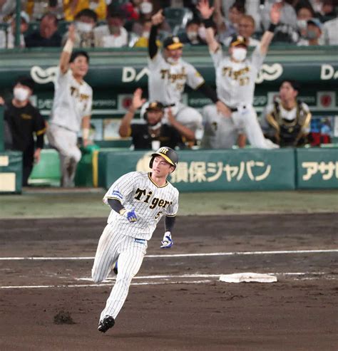 ＜神・巨＞8回1死二塁、近本は適時三塁打を放ち、一塁を回る（撮影・坂田 高浩） ― スポニチ Sponichi Annex 野球