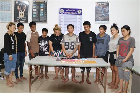 នគរបាល ខេត្តបន្ទាយមានជ័យ ឃាត់ខ្លួនជនជាតិថៃប្រុស ស្រី១០នាក់ ជាមួយនឹងសារធាតុញៀនជិត១មុឺនគ្រាប់