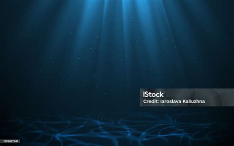 짙은 파란색 수중 바다 배경의 벡터 라이트 광선 바다 밑바닥의 태양 눈부심 플랑크톤 먼지 입자가있는 깊은 바다 폭풍우 치는 물 어둠의 바다 깊이를 비추는 태양 광선 물에