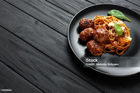 토마토 소스를 곁들인 수제 파스타 나무 검은 색 배경에 검은 접시에 고기 공이있는 이탈리아 스파게티 고급 요리에 대한 스톡 사진 및 기타 이미지 Istock