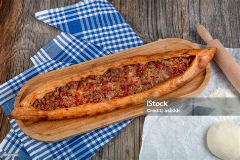 전통 터키 요리 큐브 고기 Kusbasili 피데와 피데 터키어 피타 개념입니다 라흐마준에 대한 스톡 사진 및 기타 이미지
